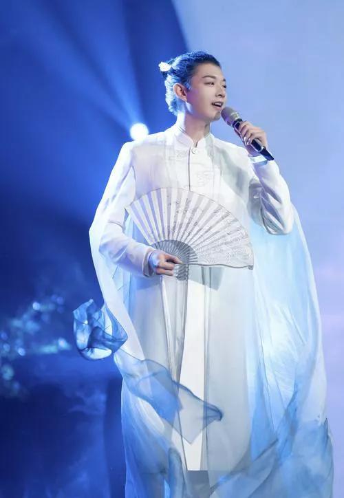 Huo Zun composed and sang "Rolling Bead Curtain", which sounds like a ...