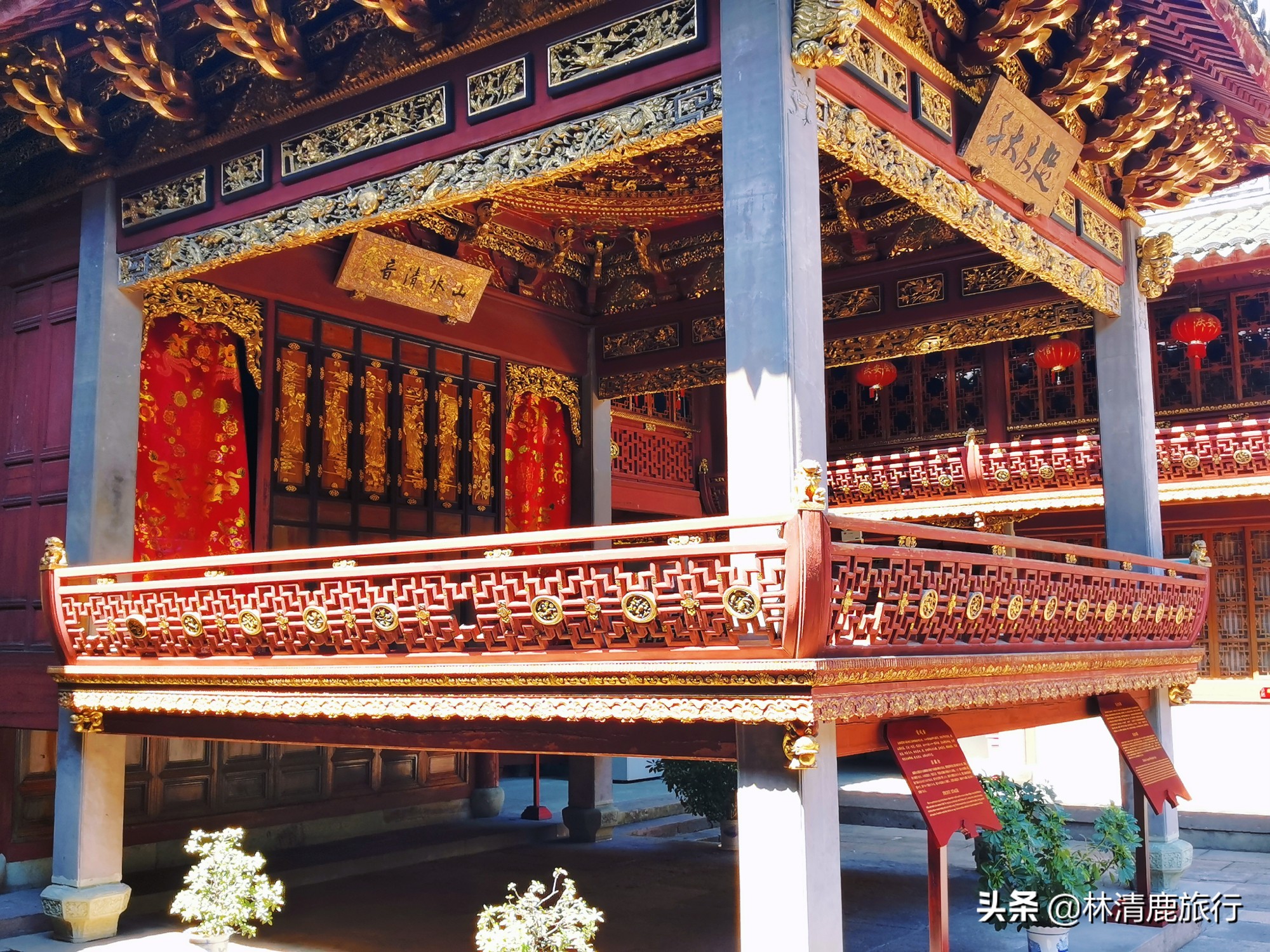 The National Treasure Hall on the side of the road is like a golden ...