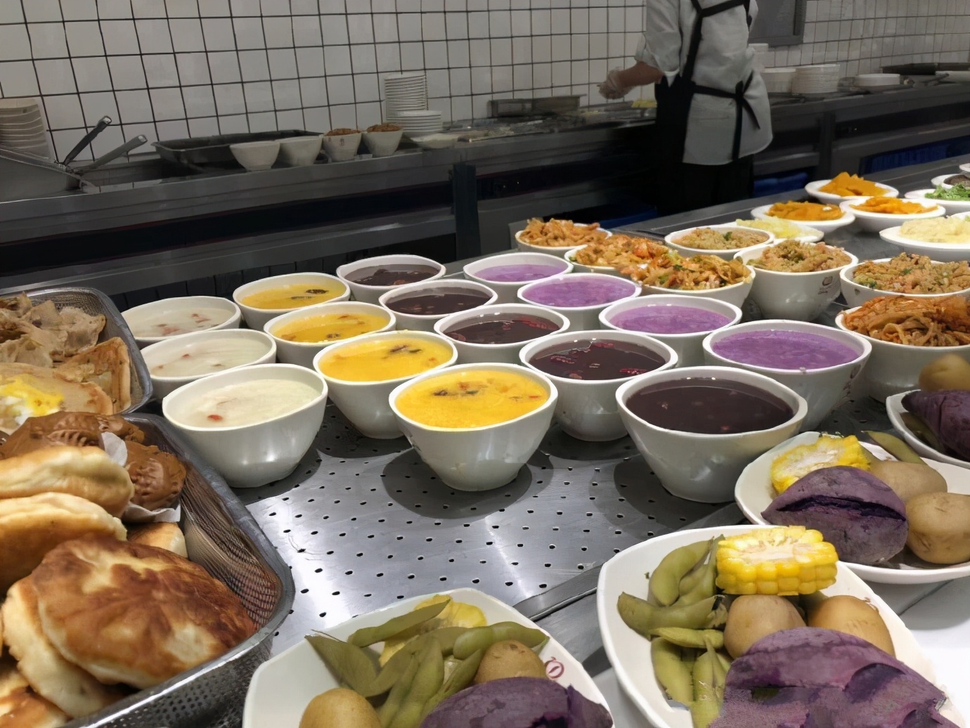 The wayward Foxconn staff canteen, 8 yuan all-you-can-eat, do you think ...