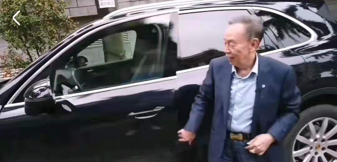 The 82-year-old Huang Junying likes to drive "Cayenne". What kind of ...