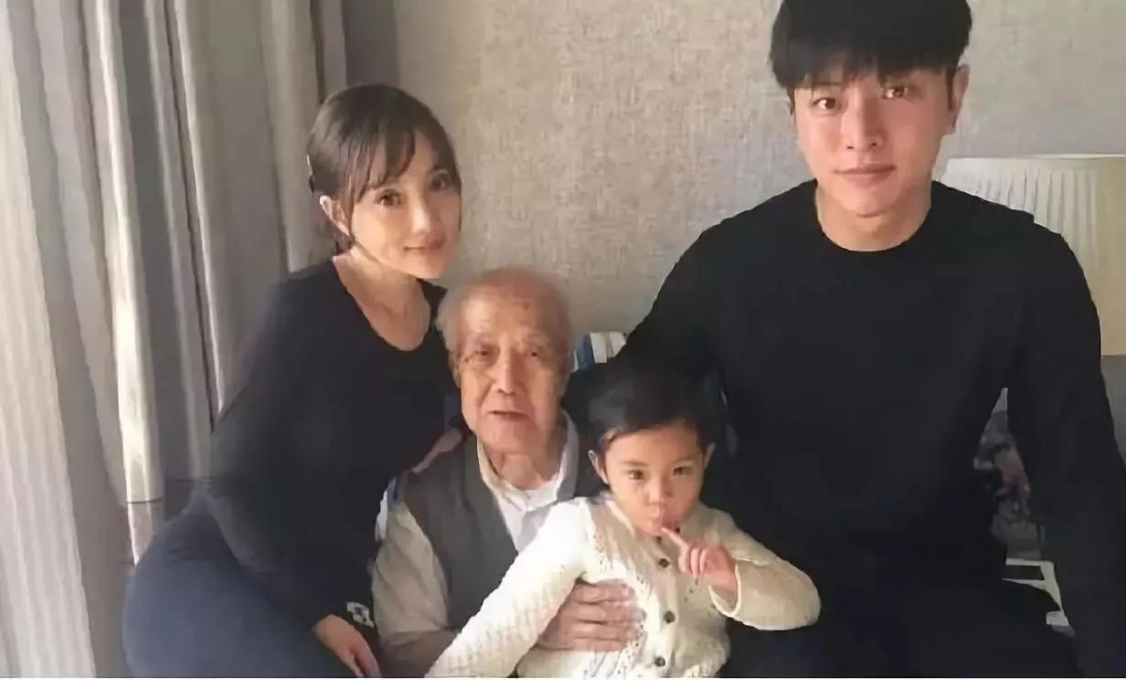 Li Xiaolu PGONE reunited?"Half-show" selfie with attractive posture ...