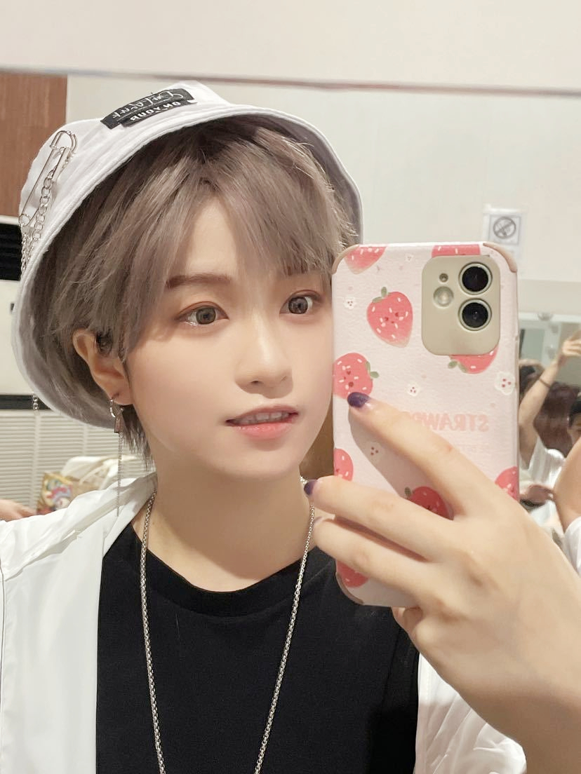 The vitality idol Ran Wei, handsome in men's clothing, and cute and ...