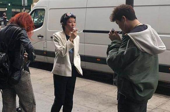 Faye Wong's daughter Dou Jingtong was filmed smoking on the street ...