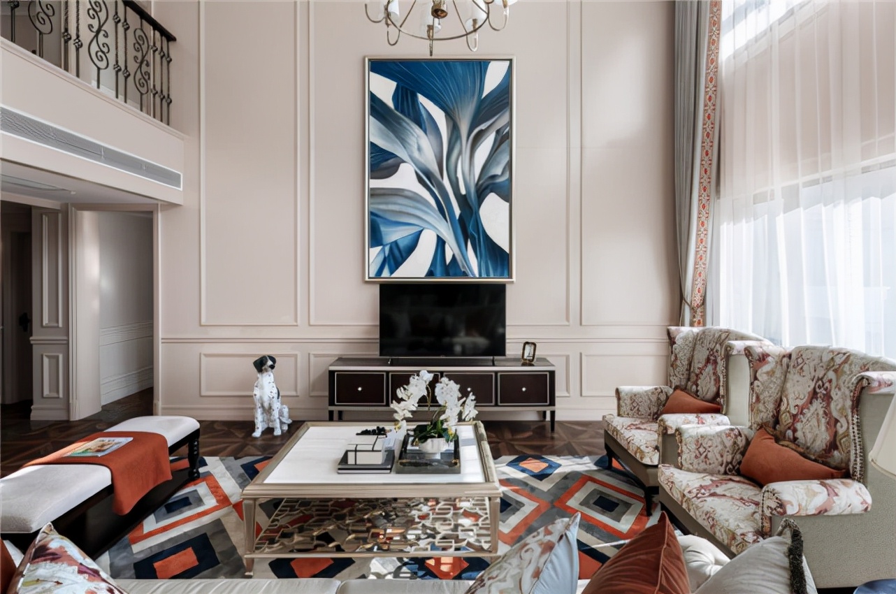 The 270-square-meter three-bedroom room twists around the boundary ...