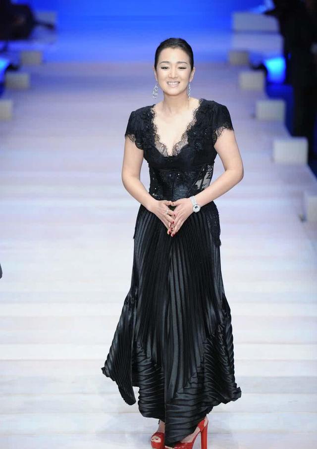 Gong Li walked on the red carpet abroad and made a beautiful appearance ...