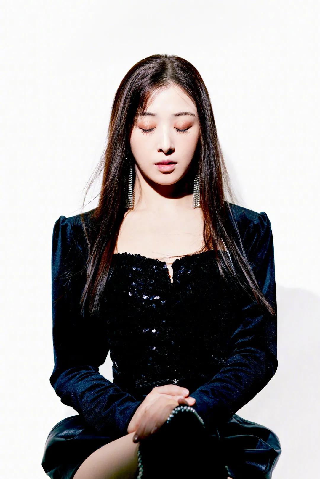 The stage photo of Miss Zhang Hanyun chic - iNEWS