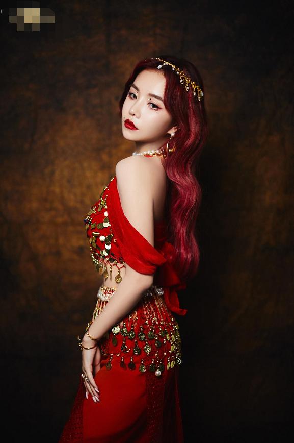 Yasaki's latest dance style is exposed, wearing a red umbilical dress ...