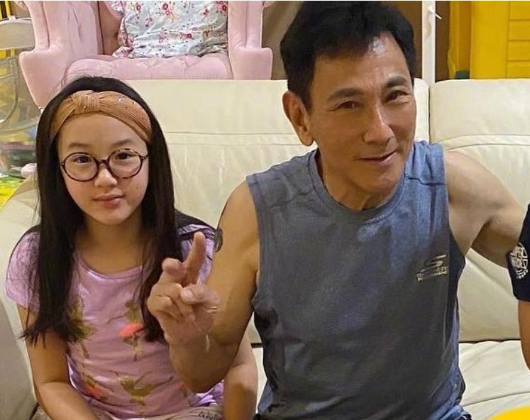 Wu Zun celebrated his father's birthday, 75-year-old Dad Wu was praised ...
