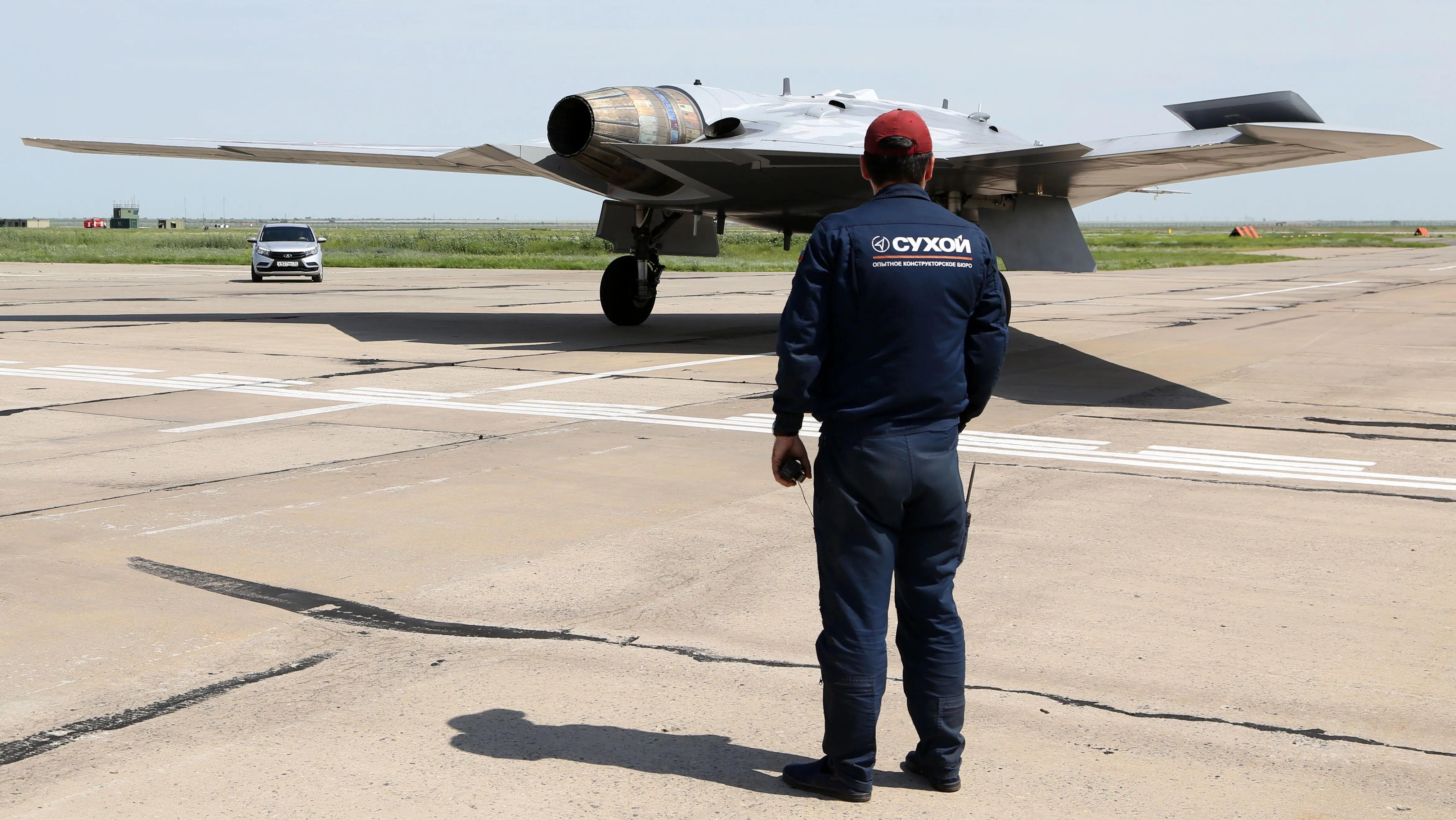Russian heavy stealth drone Su-70 - iNEWS
