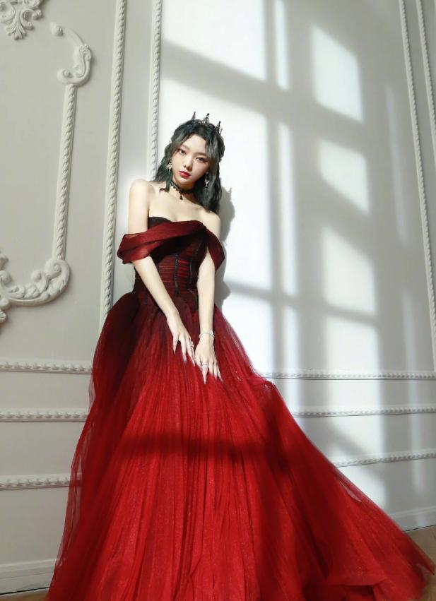 Li Ziting updated the MV highlights, a tube top dress with a beautiful ...