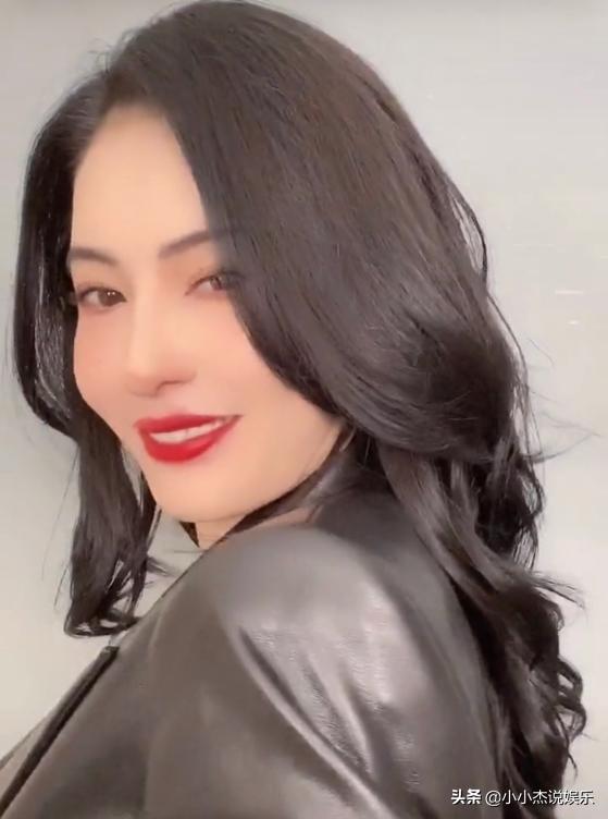 Cecilia Cheung took a selfie with her face, her cheeks are red and the ...