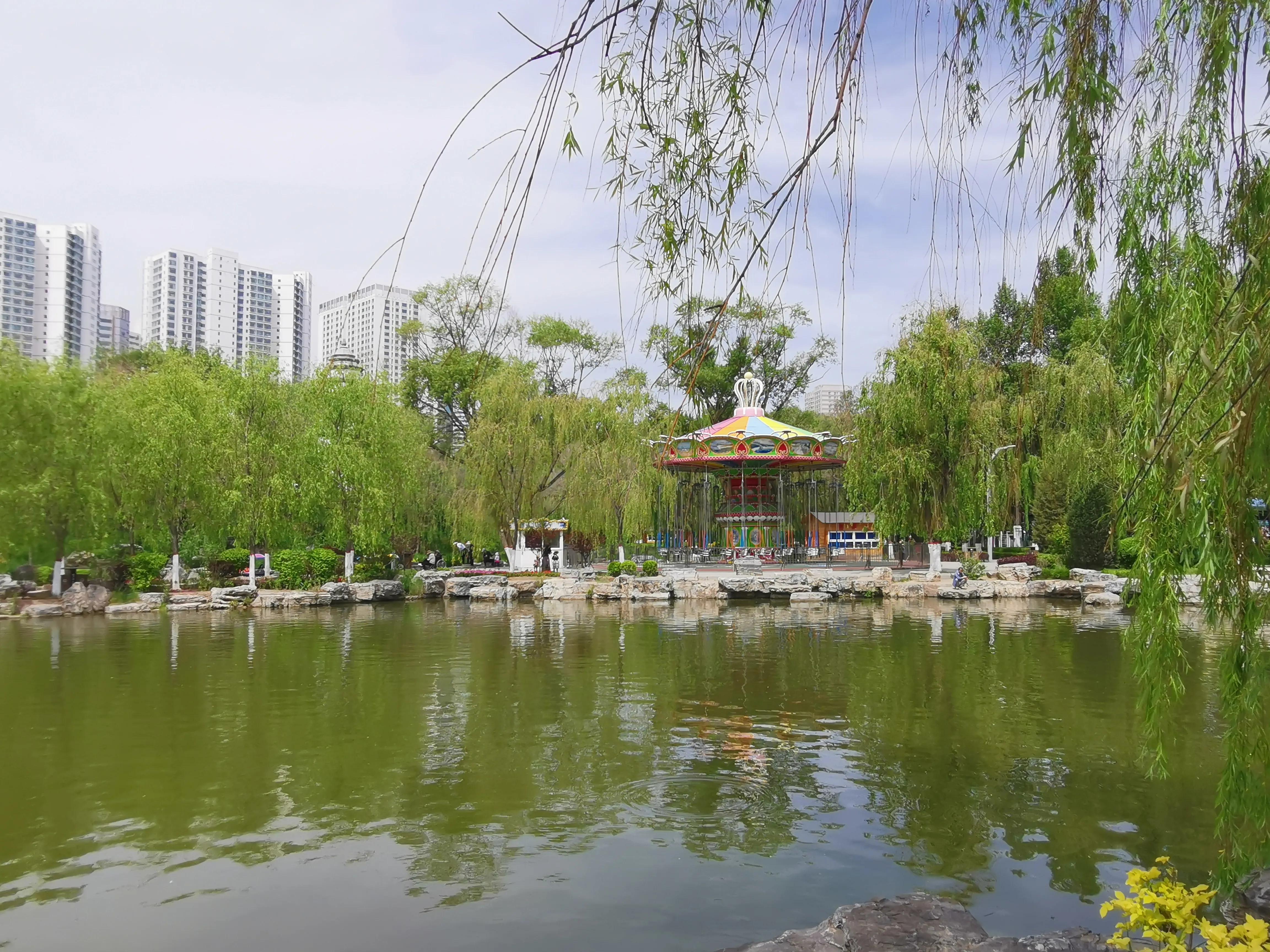 The largest and oldest park in Xining, crowded with people on weekends ...
