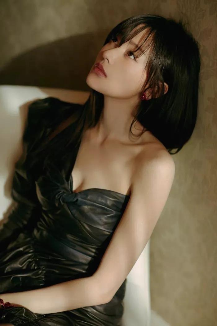 Photos of Domineering Yujie Zhang Tianai - iNEWS