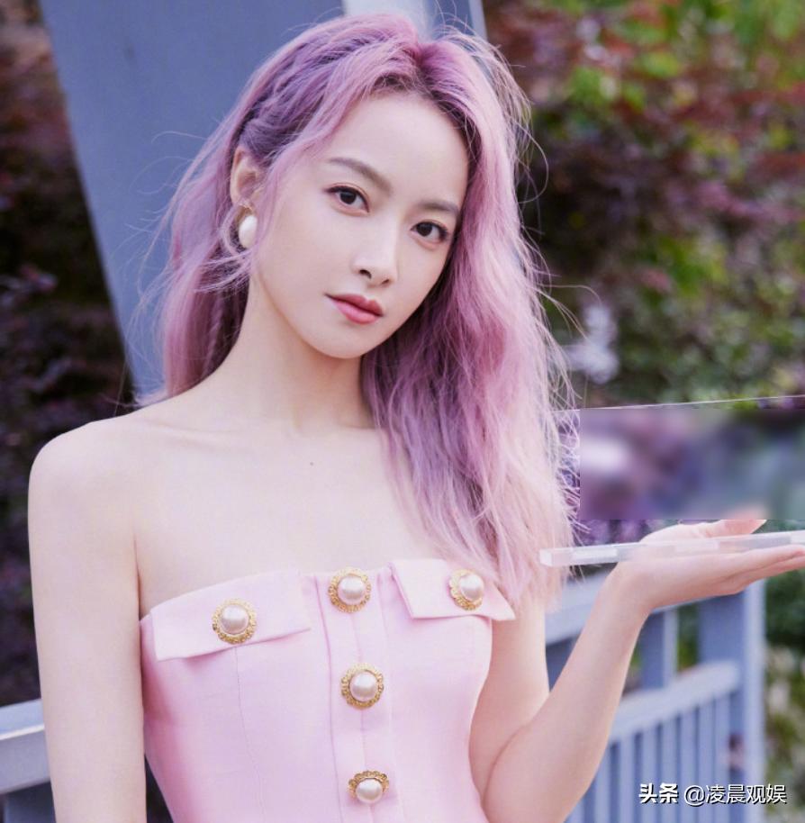 Victoria Song has a stock of powder and hair, and the girl with glasses ...