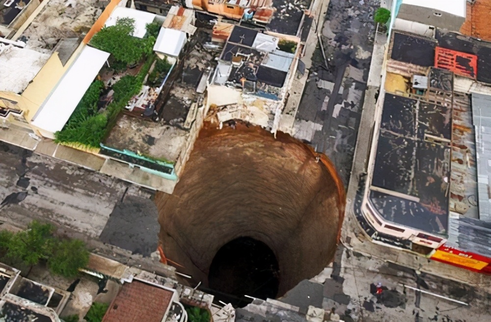 The sky has collapsed and the earth has 5 mysterious holes - iNEWS