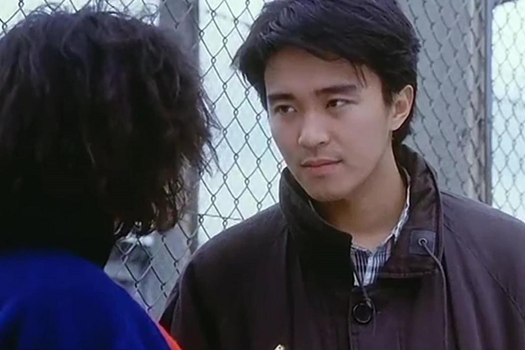 Consumers Stephen Chow, stepping on "Fighting Back to School" to cross ...