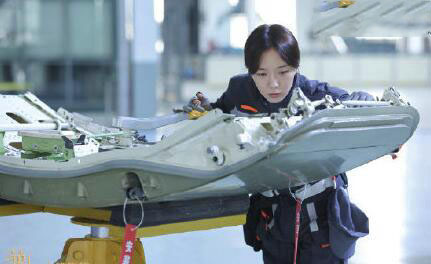 "Goddess" Wang Luodan's thin gold body "Tengfei" hit the hot search, and his hard pen ...