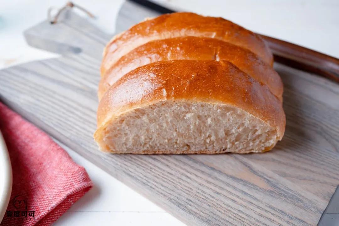 This homemade English hot dog bun is breathable and strong, with a ...