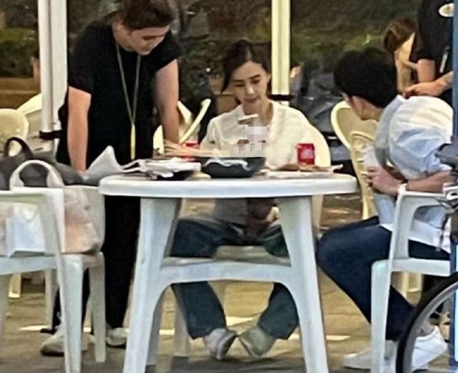 The baby was filmed by a netizen who was taking photos with a domineering posture, and Lai ...