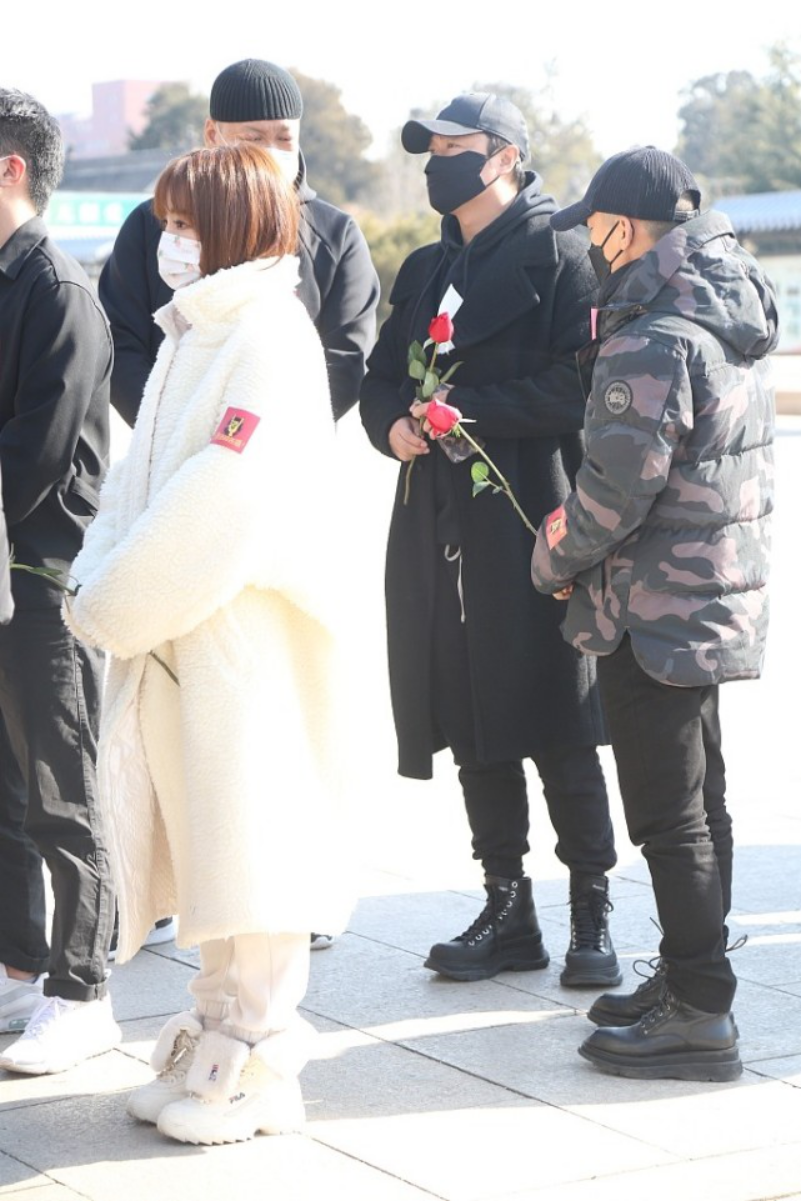 Zhao Yingjun's memorial service: Liu Yan's eyes are swollen from crying ...