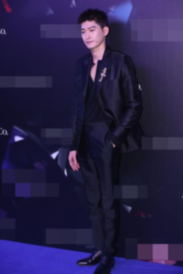 36-year-old Zhang Han black suit attended the event, nearly two million ...
