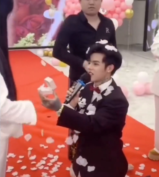 Yin Shihang was photographed while walking around Lulu, and Lulu had ...