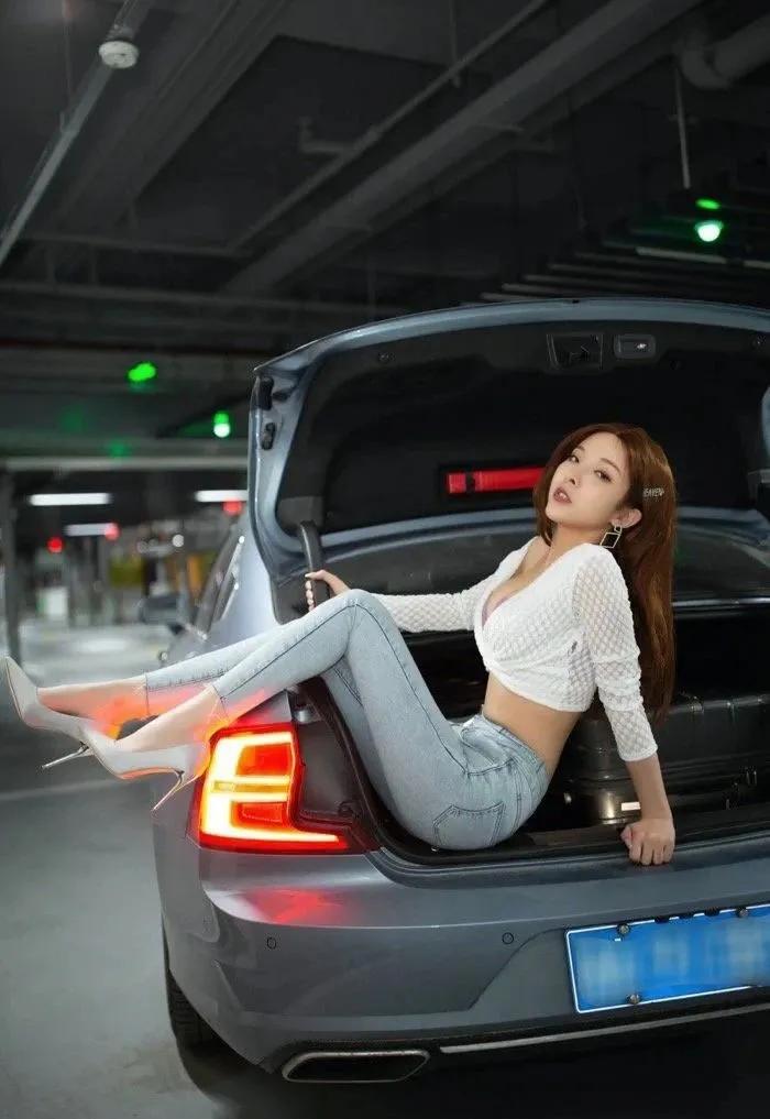 Sexy car model, please enjoy the posture - iNEWS