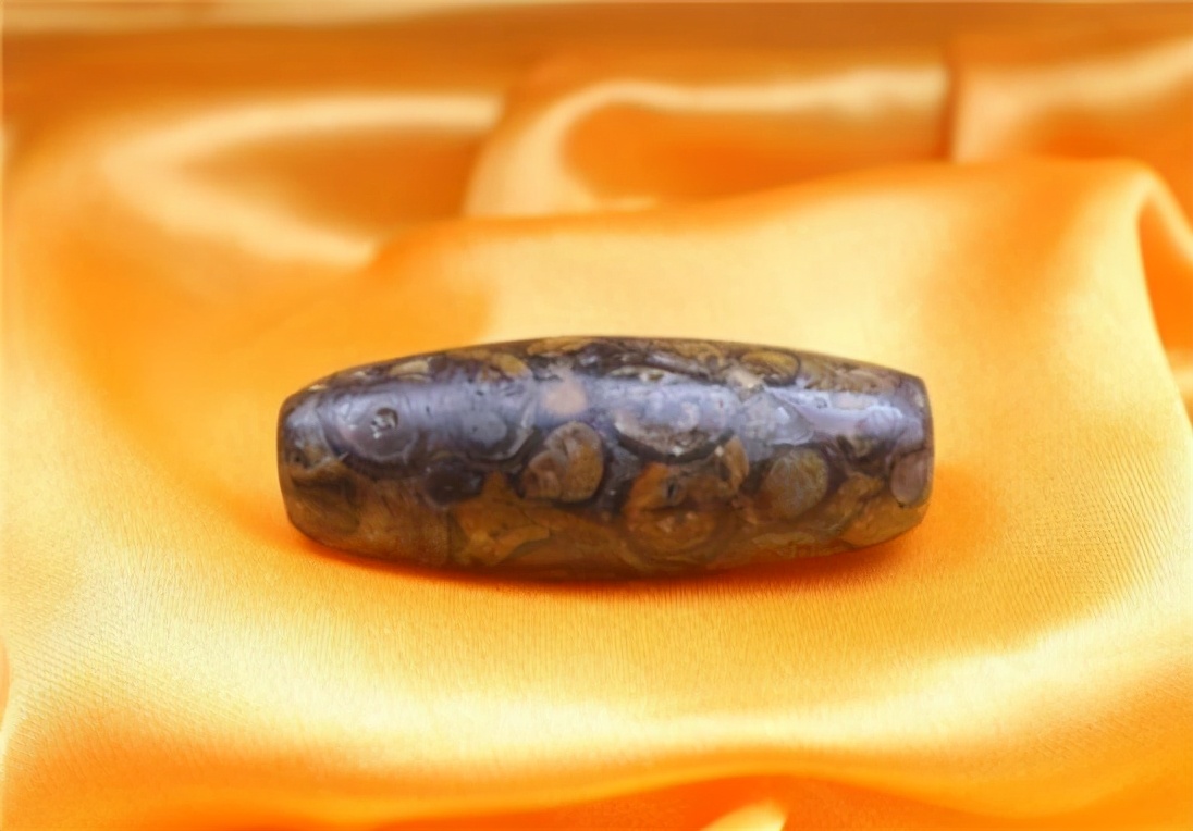 There are only two nine-eyed dzi beads left in the world. Jet Li spent ...