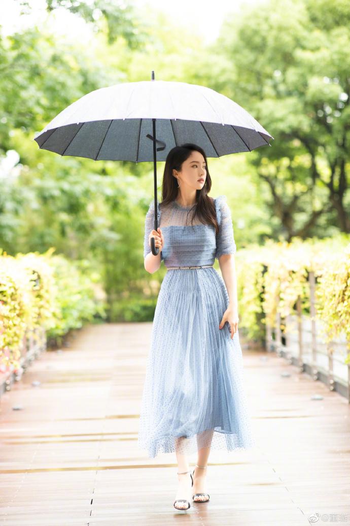 All Stars Fancy Business Free August!Yang Yang takes a selfie with ...