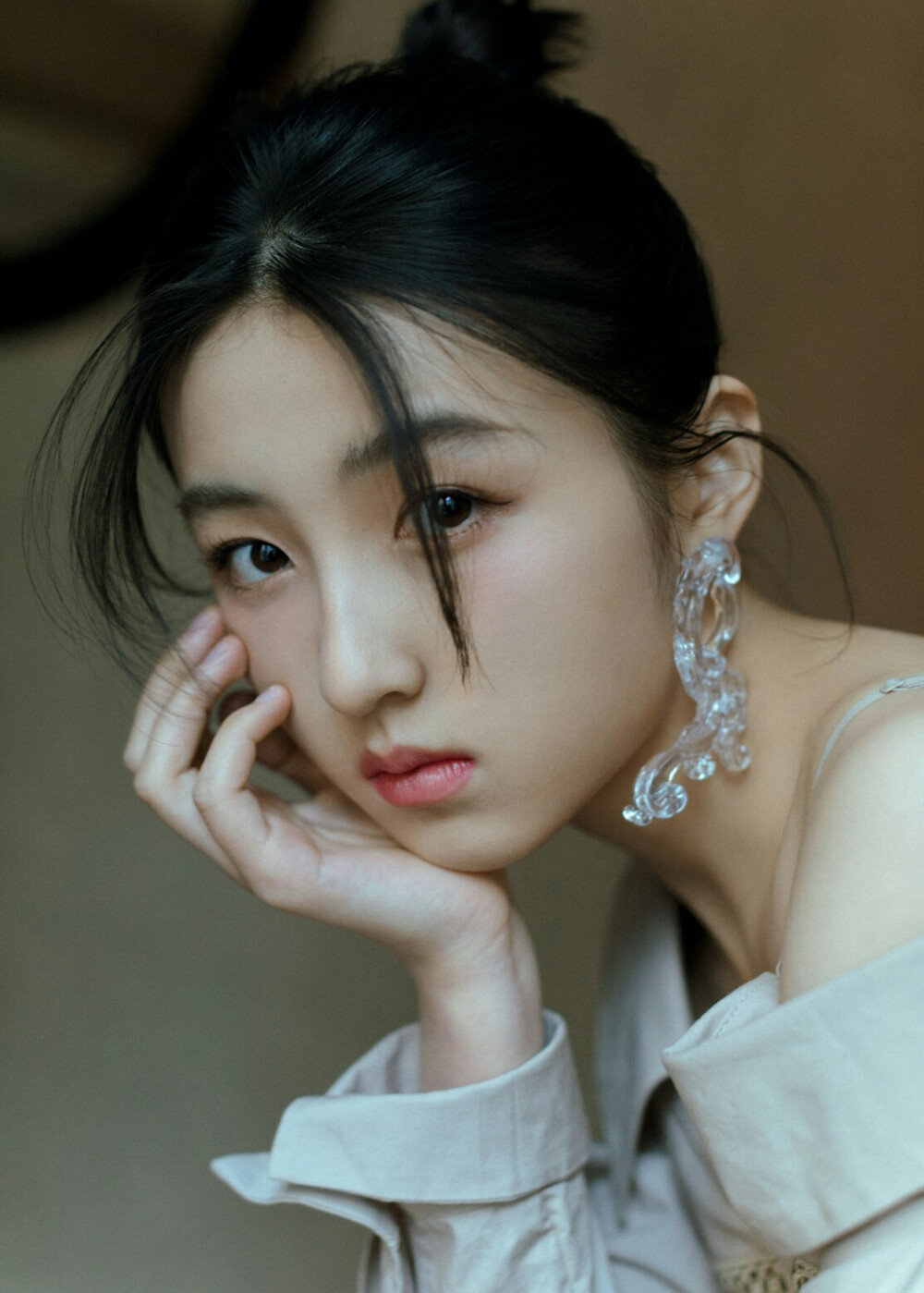 I only serve these 3 female celebrities who have small eyes but are ...