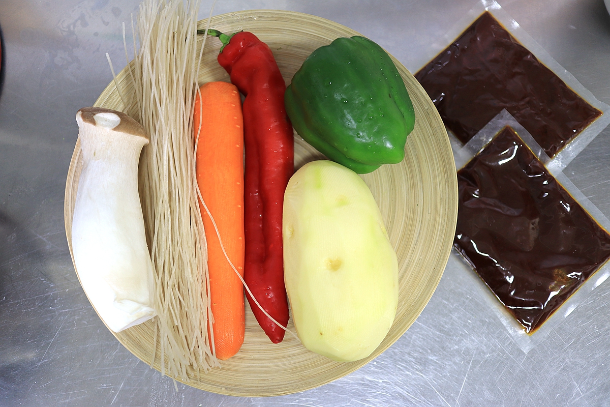 Skillfully use tomato hot pot base ingredients to make beef stew pot ...