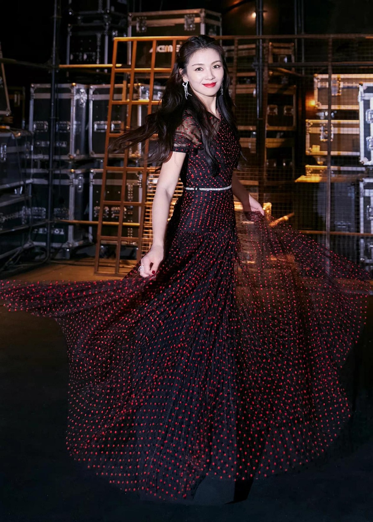 44-year-old Liu Tao cross-border host, the diamond-encrusted belt draws ...