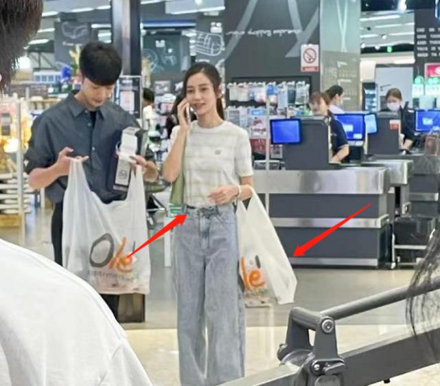 The baby was filmed by a netizen who was taking photos with a domineering posture, and Lai ...