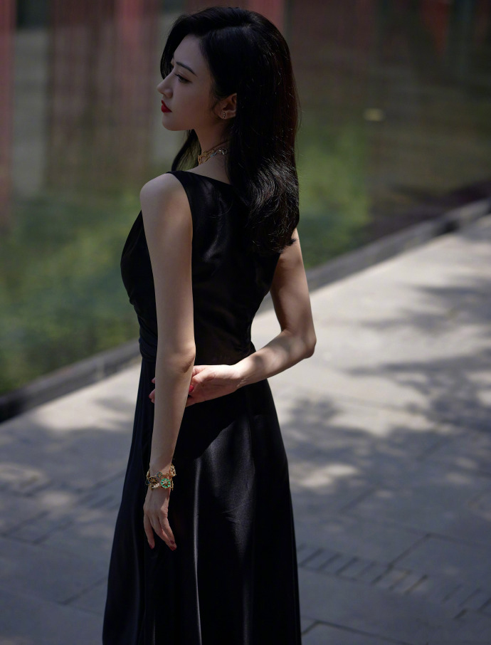 33-year-old Jing Tian took a sexy photo, wore a deep V dress to show ...
