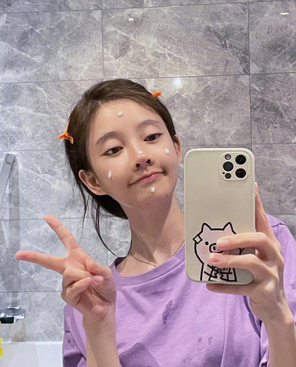 Feng Timo has an enviable face without makeup, and her skin is smooth ...