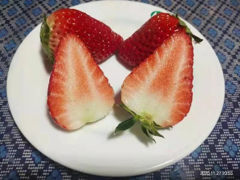 Dandong strawberries sell well - iNEWS