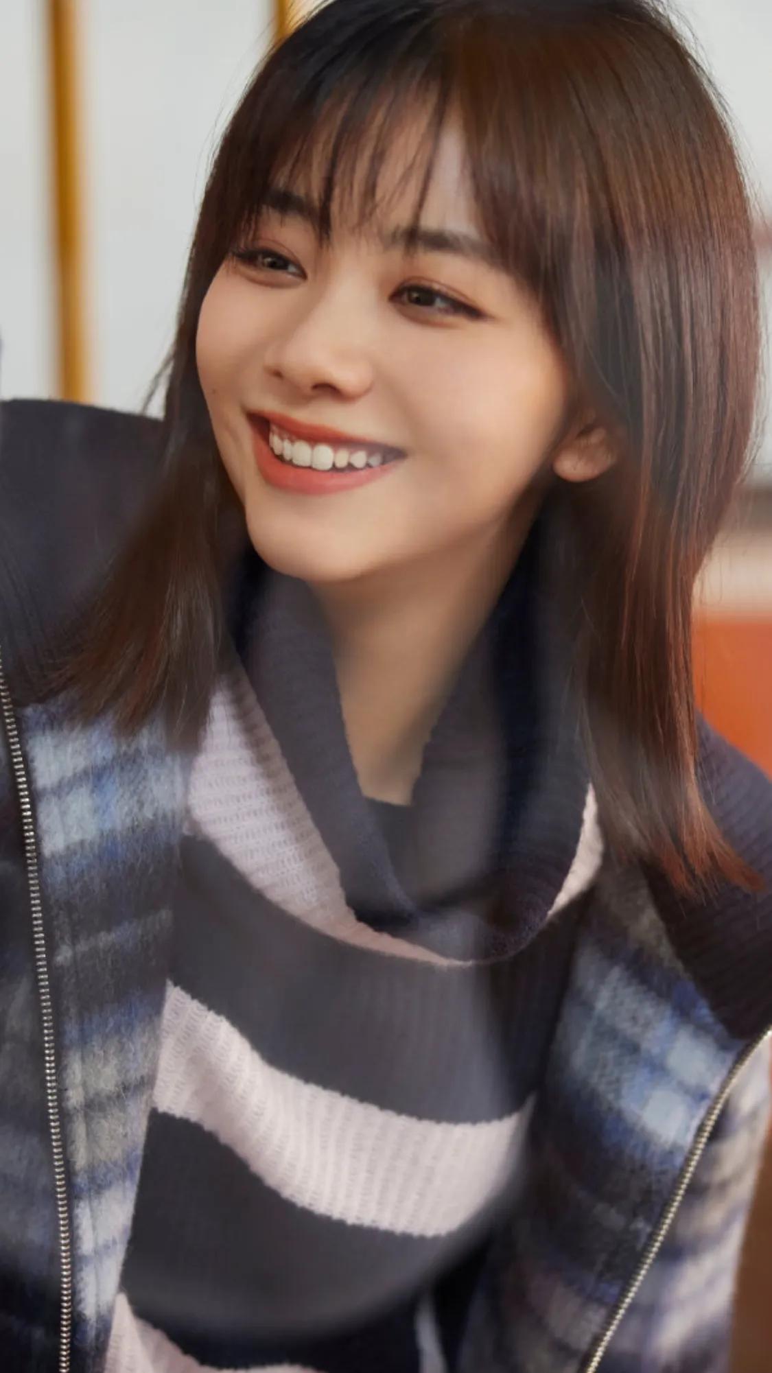 Today's Tan Songyun is absolutely beautiful, full of aura, sweet and ...