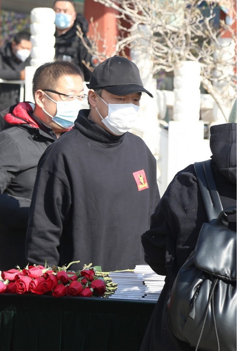 Zhao Yingjun's memorial service: Liu Yan's eyes are swollen from crying ...