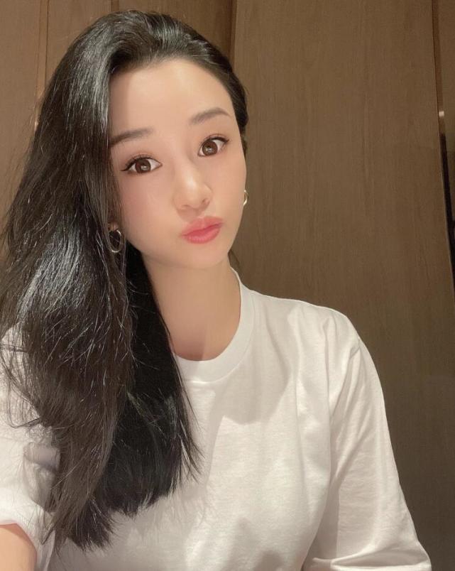 Chen Yulin took a selfie with a dull mouth and tasting wine with ...