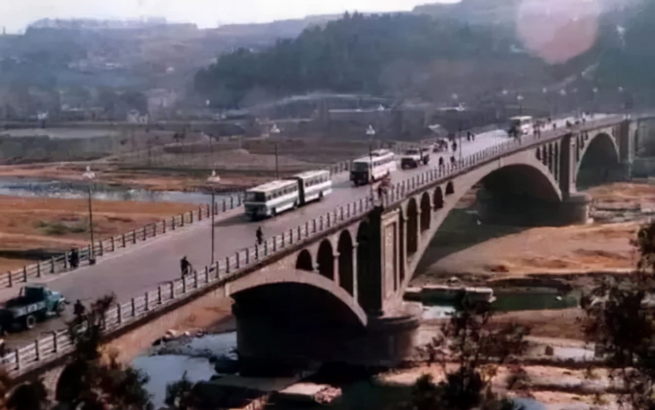 Old photos of Luoyang in the 1980s. The Longmen Bridge is spectacular ...