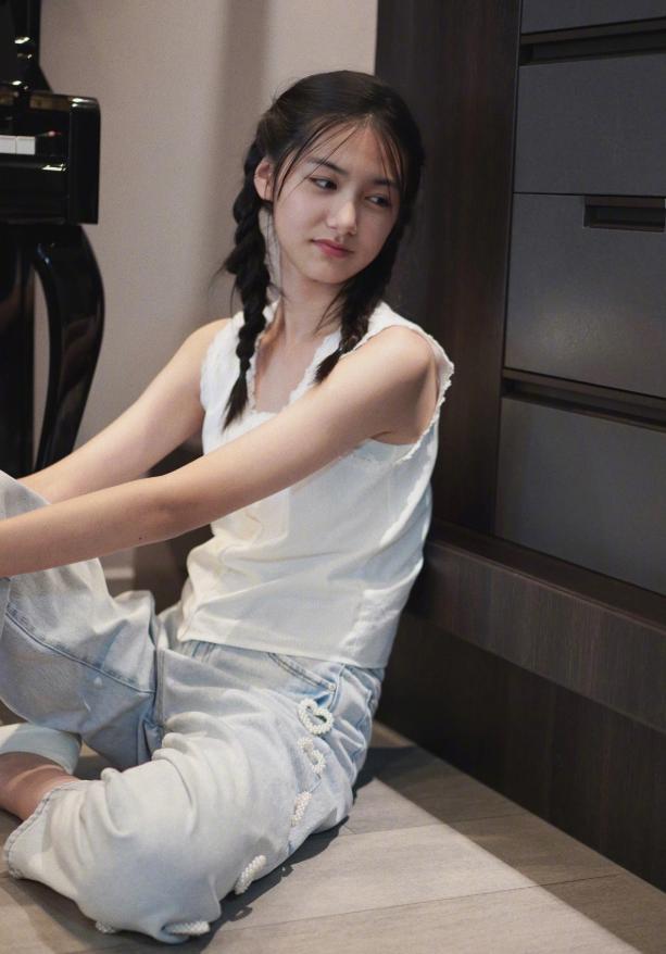 "Little Dragon Girl" has grown up, wearing a vest and braided in twists ...