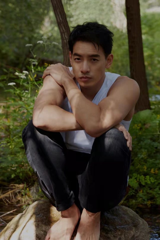 Huang Li's latest photo exposure is chic and casual, showing the charm ...