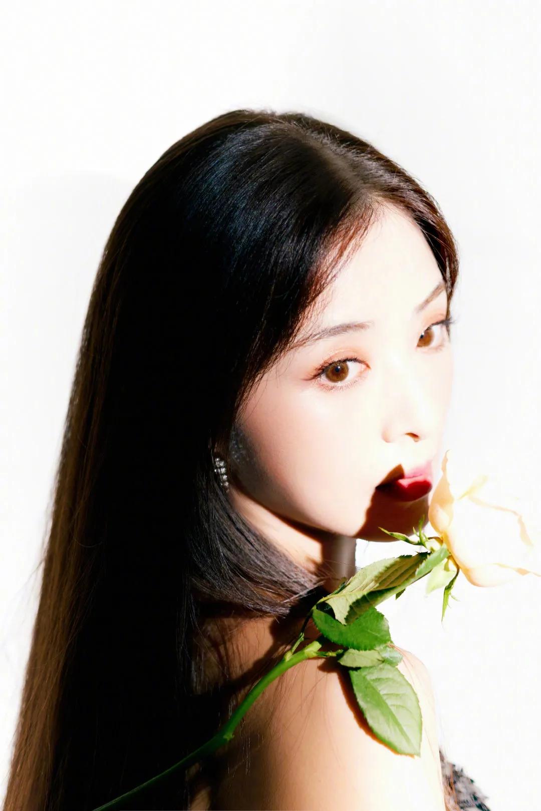 The stage photo of Miss Zhang Hanyun chic - iNEWS