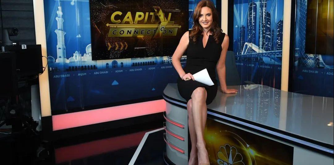 I can't laugh anymore!The beautiful reporter stretched his legs to ...