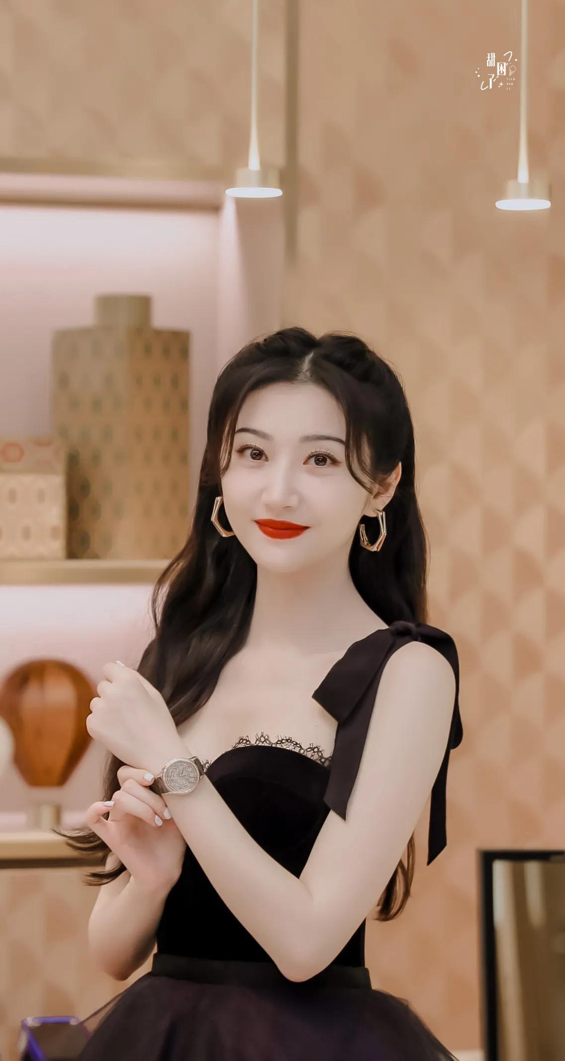 Jing Tian's latest look has been released. The black evening dress ...