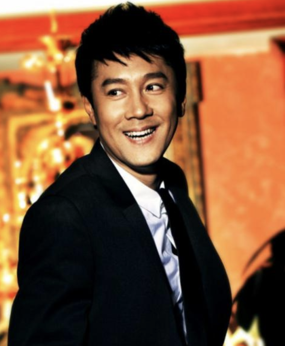 Cai Guoqing appeared at a rural banquet, with a cold expression, still ...