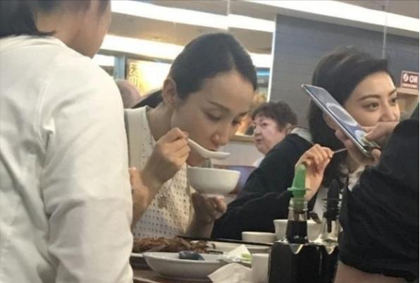 Xiao Zhan suspected of having a child in hidden marriage?The photo of a ...