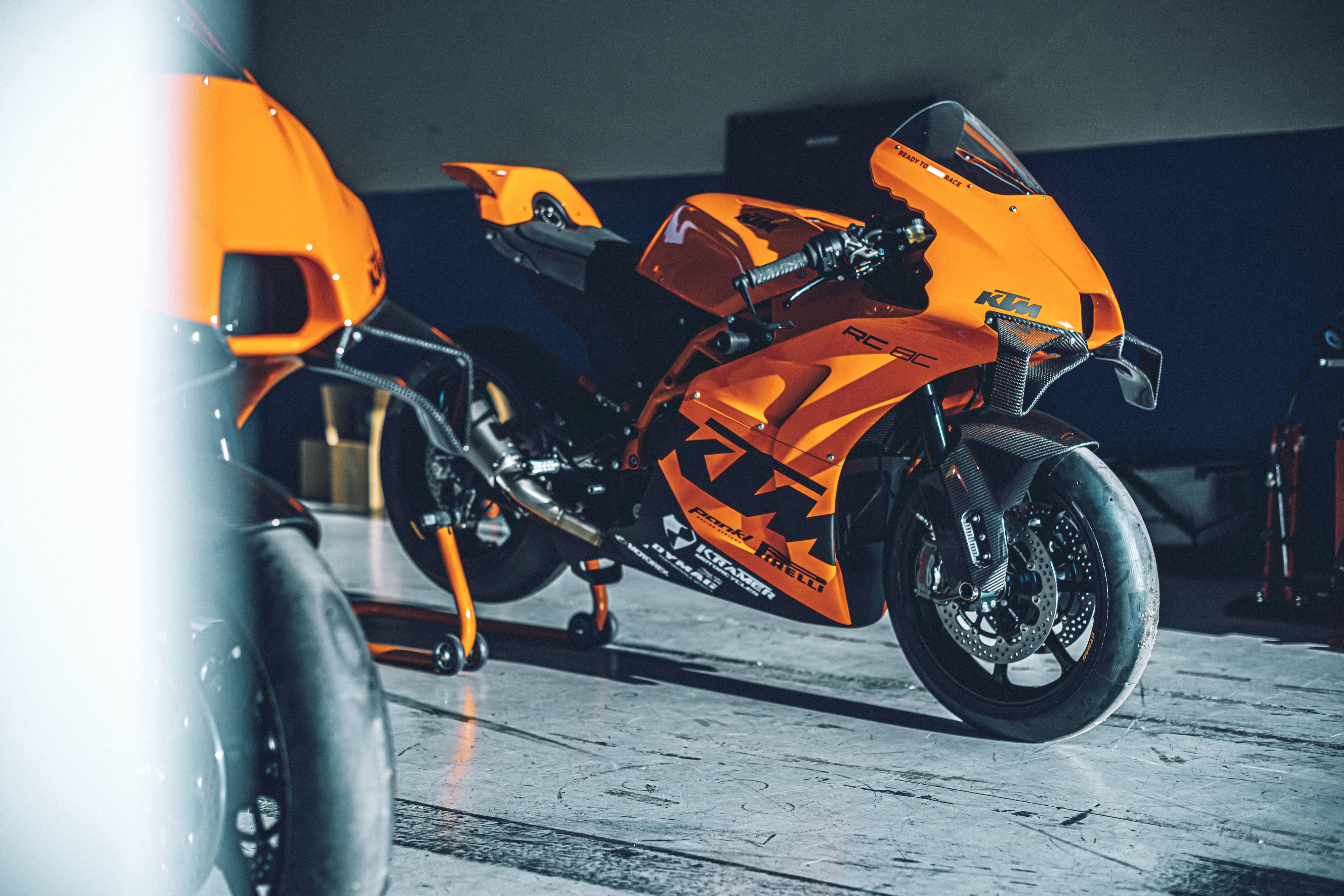 KTM RC8C track close-up - iNEWS