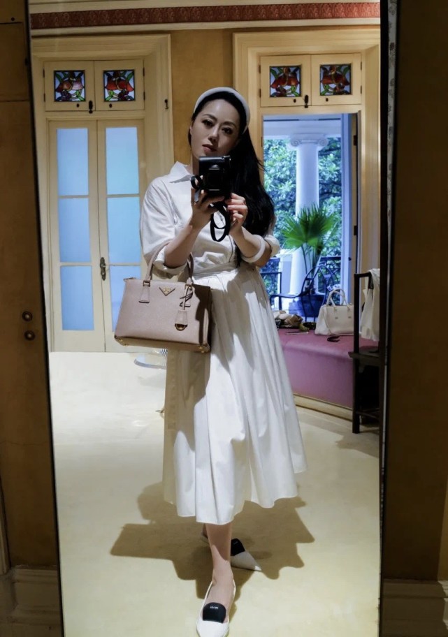 "Peachy Goddess" Zhang Xiaohui is really not old, she still exudes sexy charm at the age of 58 ...