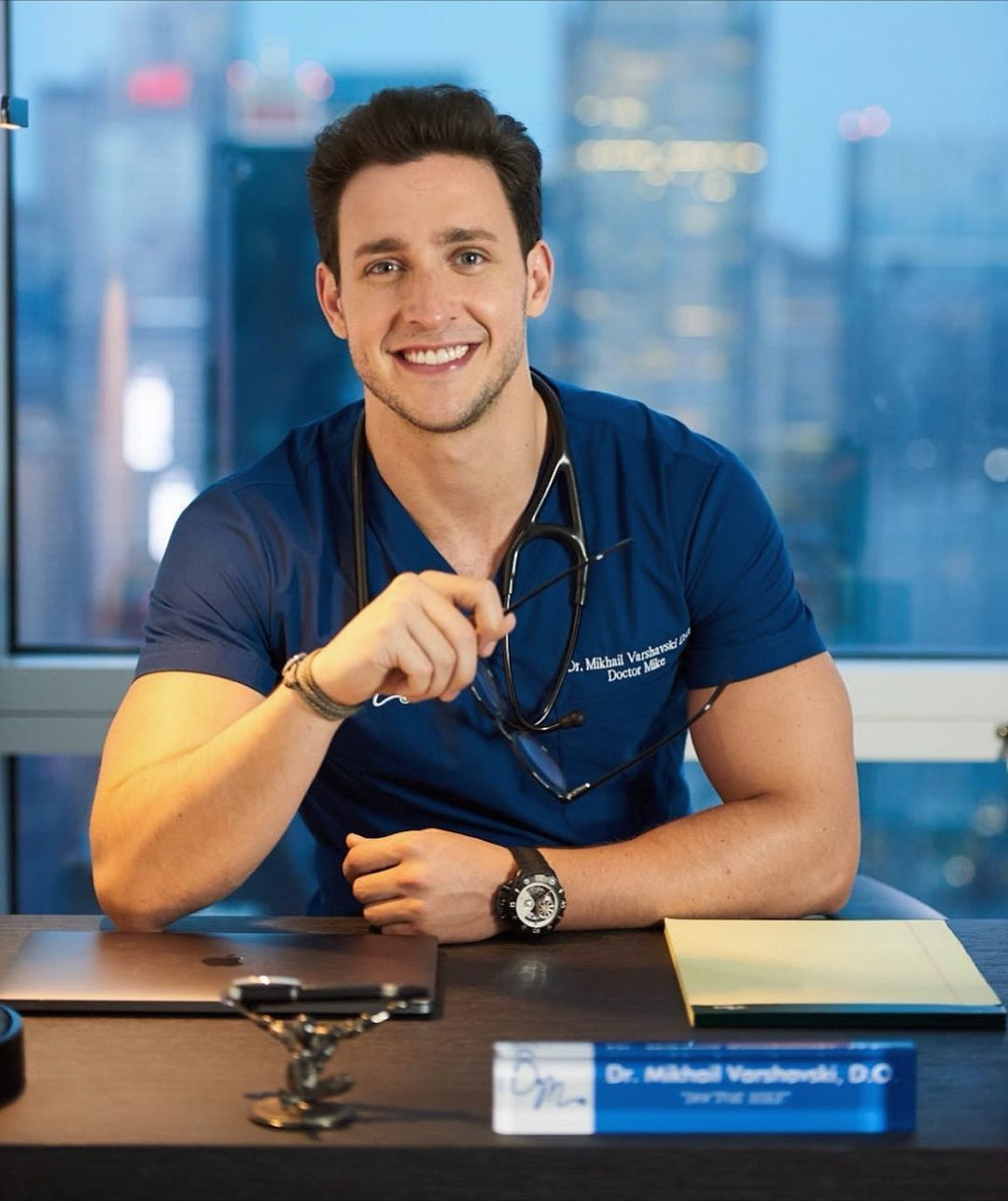The world's most handsome Internet celebrity doctor rolls over, does ...